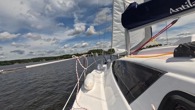 Парусная яхта.