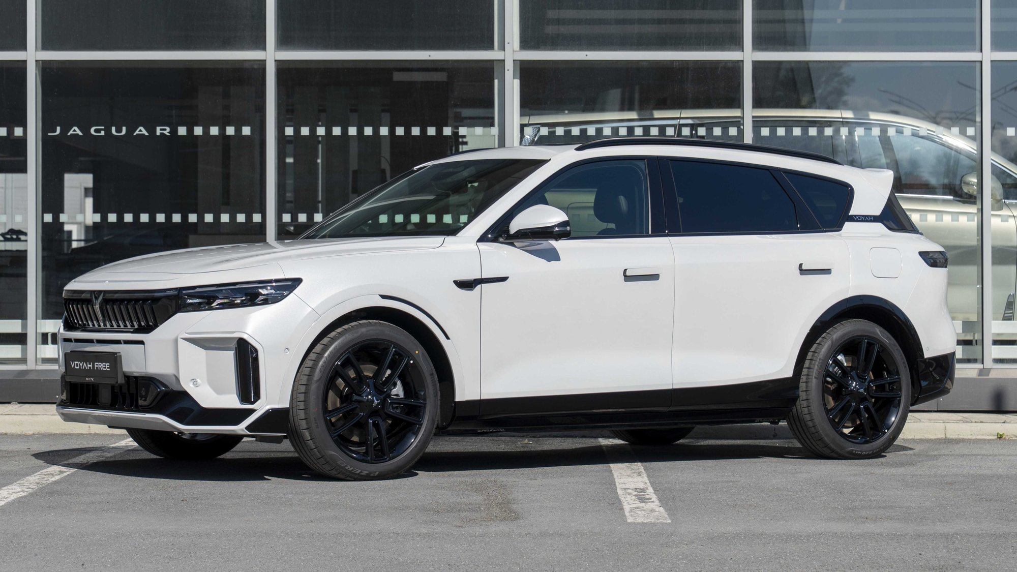 Voyah Free SE (Белый кузов, черный салон), 2025