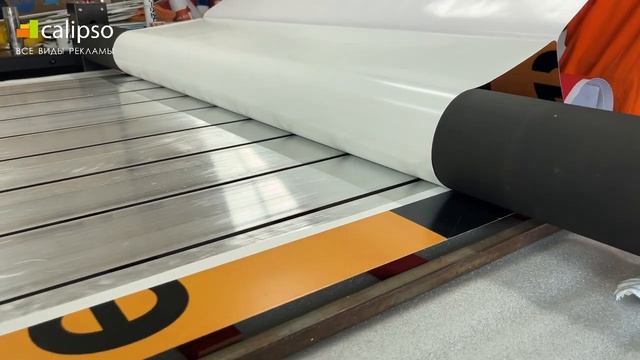 Накатка пленки с помощью планшетного ламинатора _ Производственный процесс