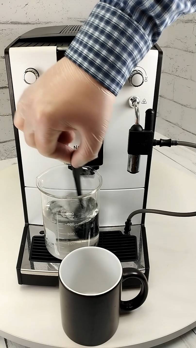 Очистка взбивателя с чистящим средством кофемашины Nivona Nicr 550 / 555 / 560