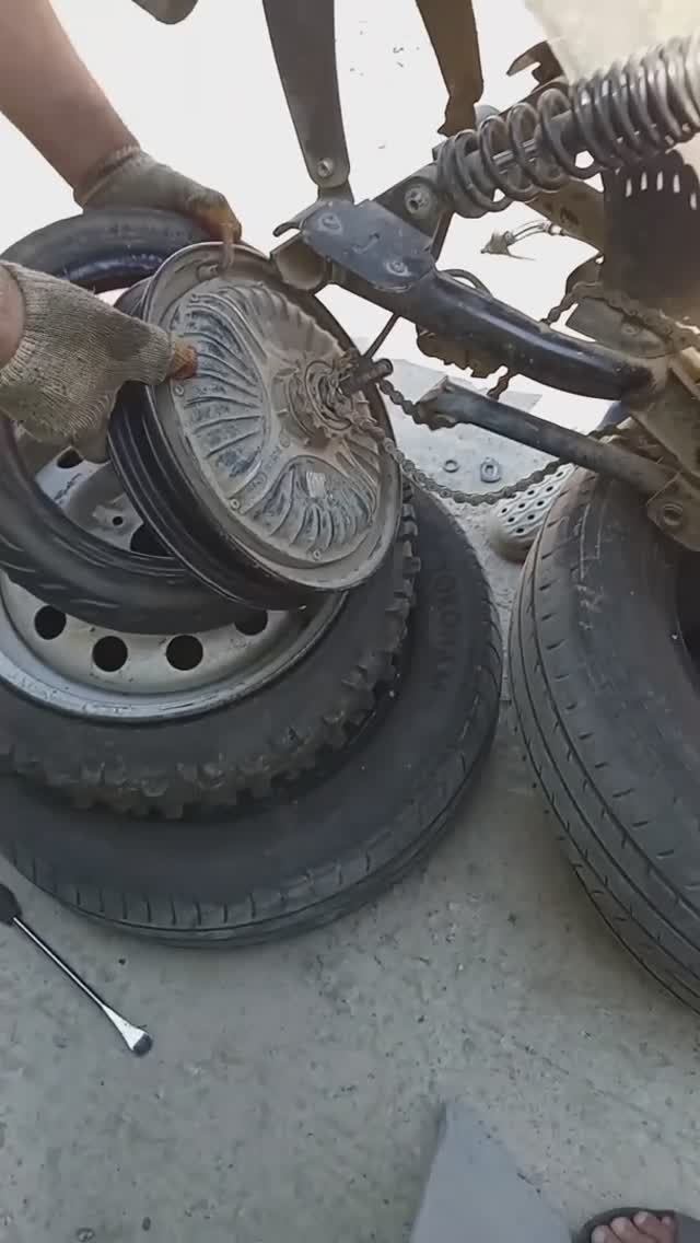 Шиномонтаж колеса от электросамоката с двигателем, без отсоединения кабеля