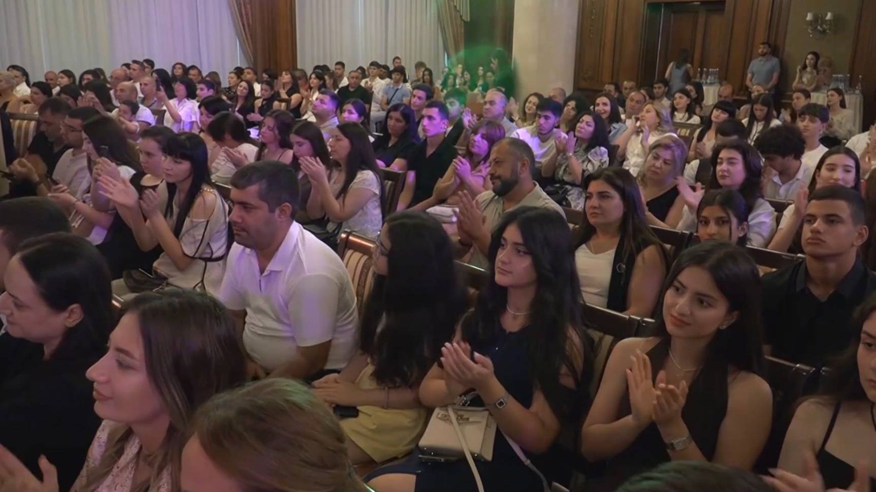 Армянская община Кубани поздравила медалистов и стобальников