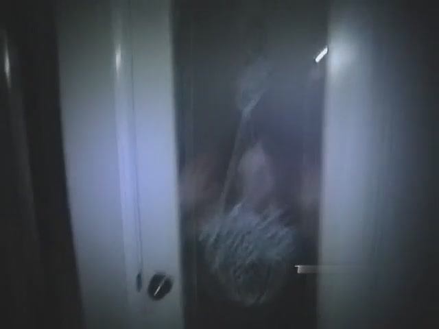 Призрак за стеклянной дверью в кладовой