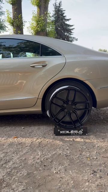 Mercedes СLS на примерке дисков в 19-ом диаметре