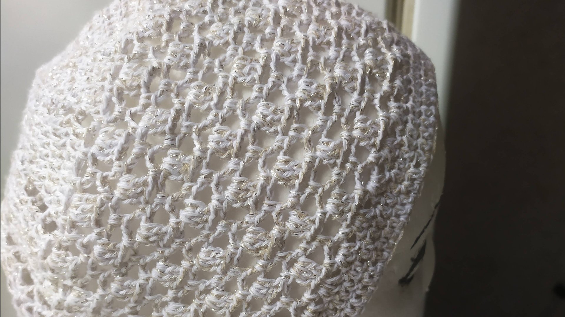 ЖЕНСКАЯ ШАПОЧКА КРЮЧКОМ. ПИНЕТКИ СПИЦАМИ.