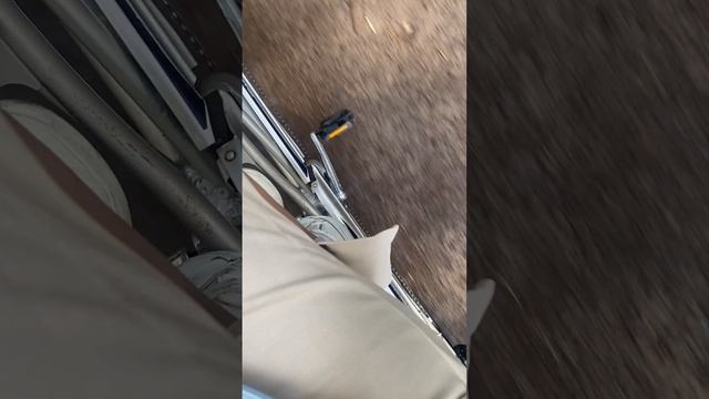 Муж катает на велосипеде