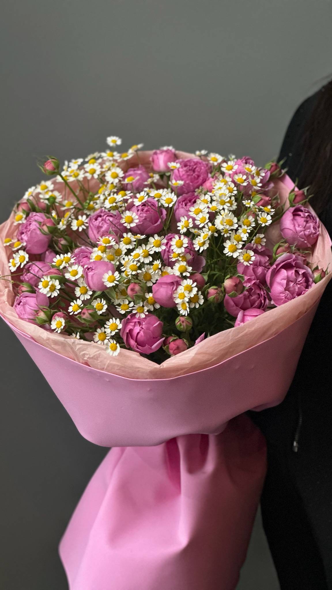 Букет кустовых роз и ромашек «Мечты в цветах»