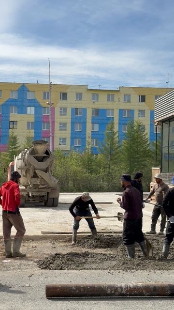 Ремонт. Подрядчик заливает бетон