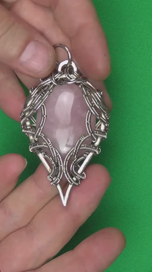 Кулон ручной работы из камня розовый кварц и проволоки из нейзильбера