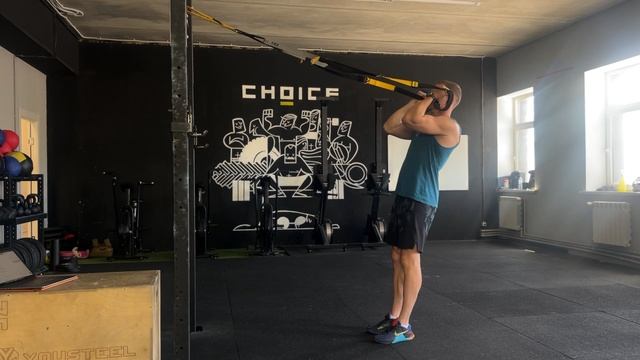 Сгибание на бицепс в TRX
