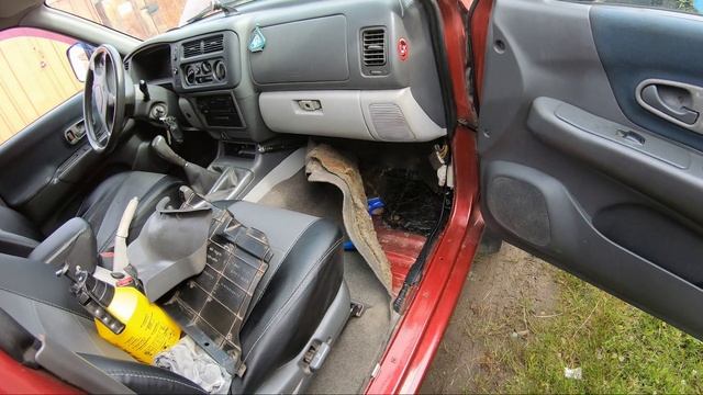 В салоне машины под пассажирским сиденьем сыро. Ищем причину. Мицубиси Паджеро Спорт дизель.