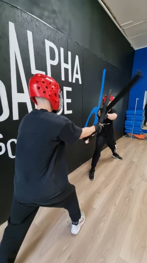 Атака японским мечом катана суриагэ вадза с ложным промахом и защитой маваси укэ в Katana Club