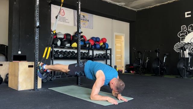 Маятник на предплечьях в TRX