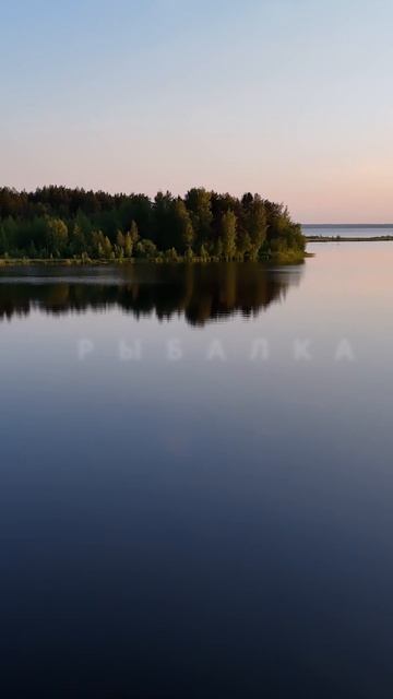 Умиротворяющий закат с дрона | Лодки скользят по воде…