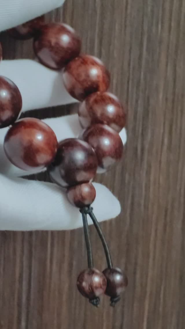 Четки-браслет из красного дерева