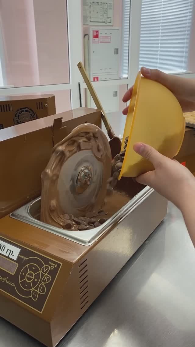 Наливная машина ShokoComby-4l на участке отливки основ для шокобукв.