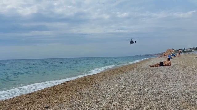 Ка-27 обдувает вихрями своих винтов отдыхающих на пляже