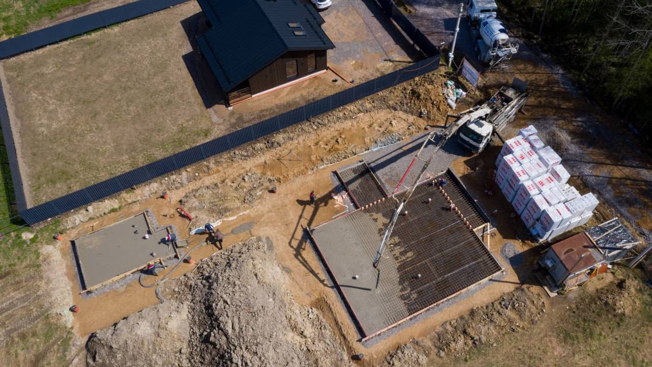 Заливка монолитной плиты фундамента одноэтажного дома и бани по индивидуальному проекту