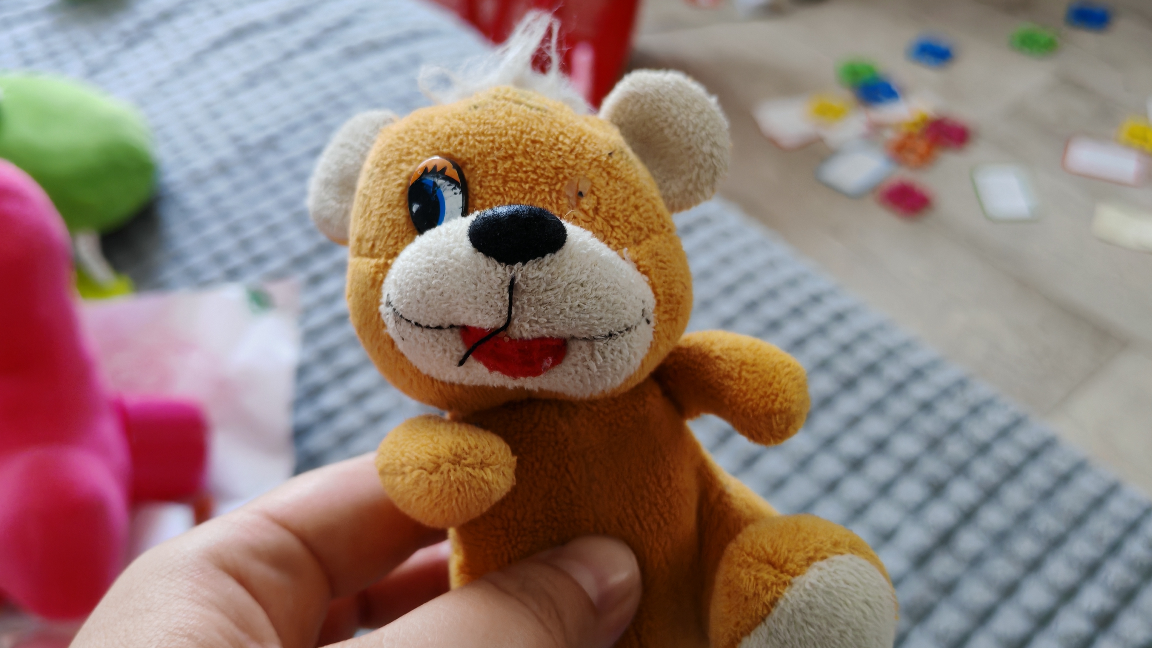 играем в плюшевого тигренка для детей