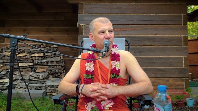 Как молодые преданные повторяли Джапу, показывая друг другу, как нужно это делать.