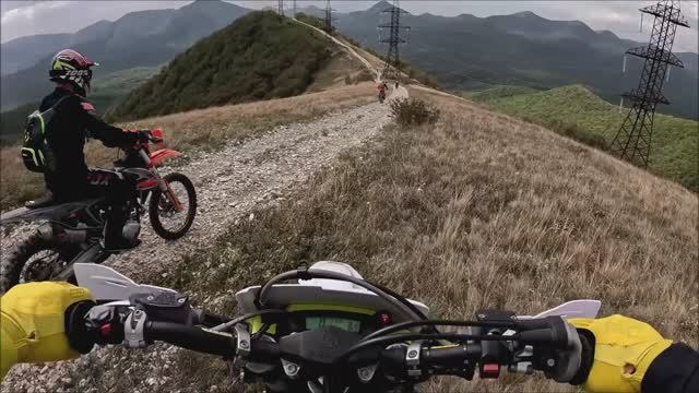 Эндуро покатушки Спуск с горы по камня Красивые виды и мотоциклы Enduro Aj1 KTM и Husqvarna 2 такта