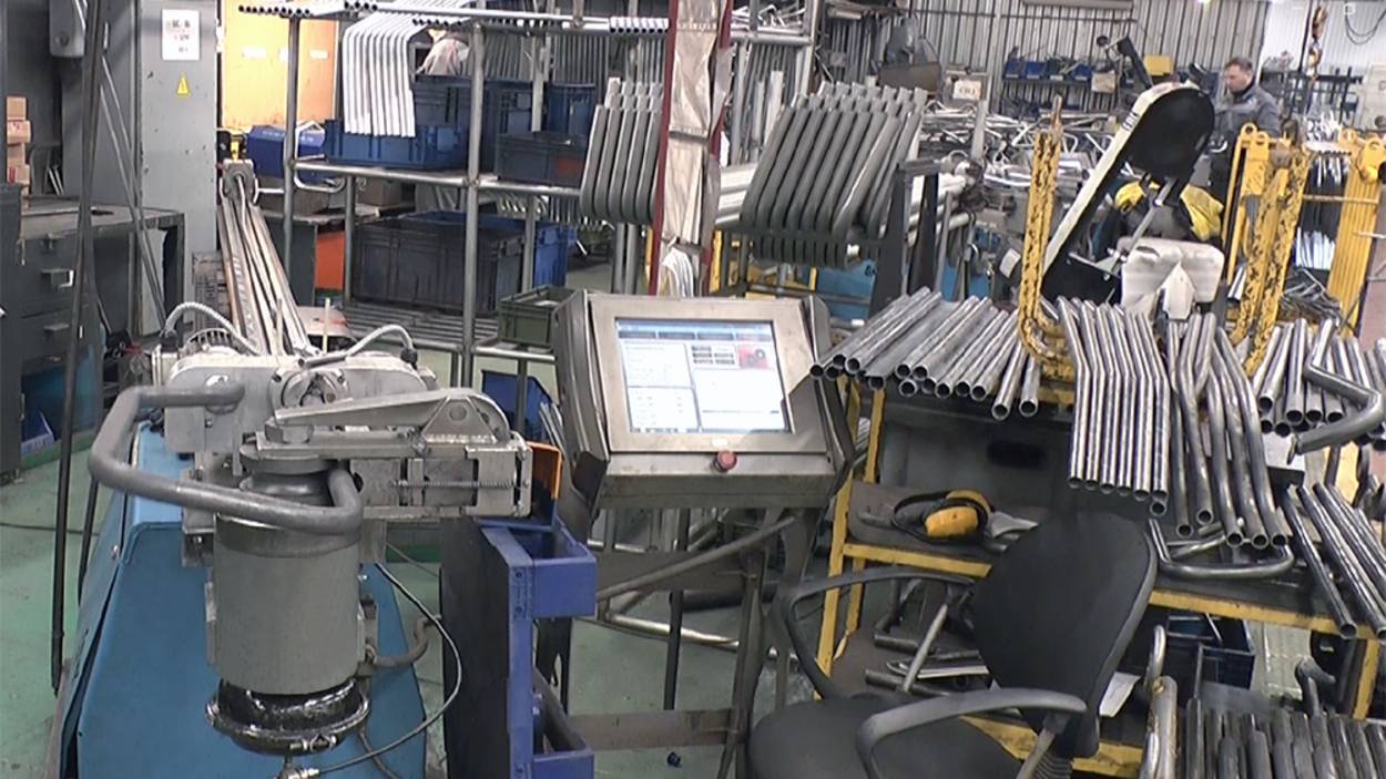 Гибка поручня на трактор Кировец на автоматическом трубогибе с компьютерным управлением MASTER.3Х