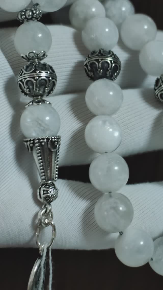 четки из лунного камня