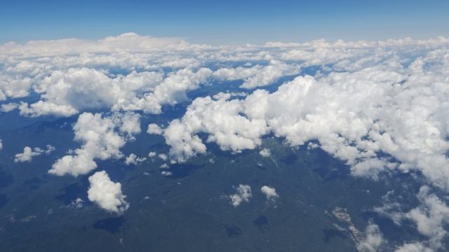 Красиво летим над облаками!!!