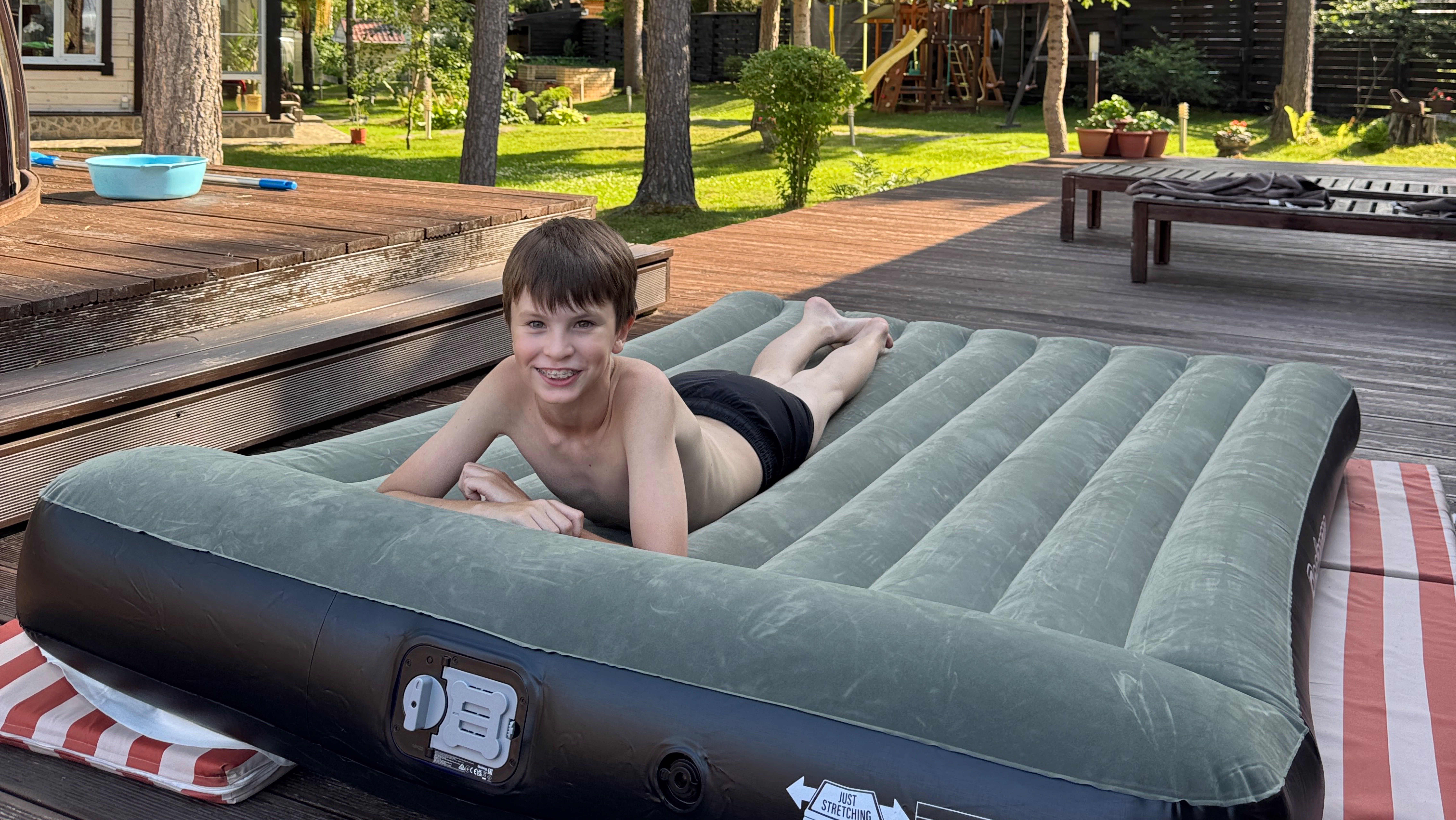 Наша дача вечером. Собираемся на Байкал! Матрасы для сна в палатке