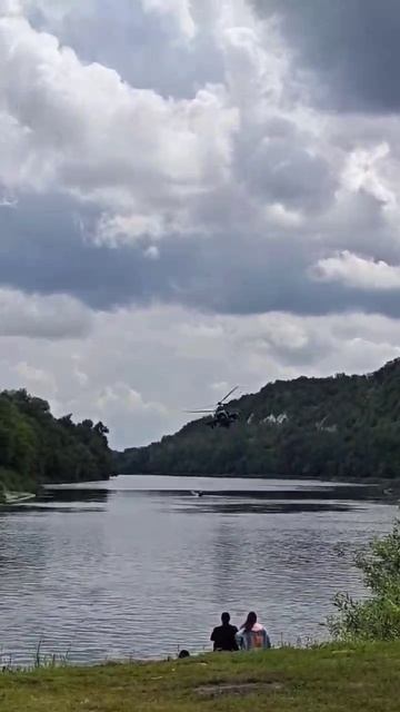 Ка-52 крадется по руслу реки