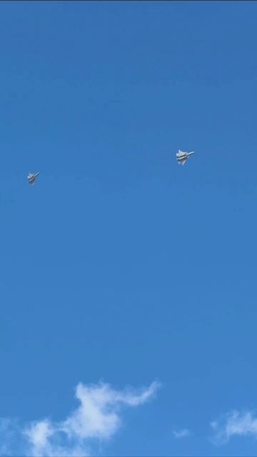 Пара Су-57 развлекает достопочтенную публику