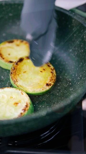 Забудьте о скучных цветах! Погрузитесь в мир кулинарного вдохновения с изумрудной сковородой