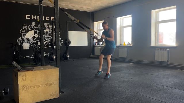 Приседания с выпрыгиванием в TRX