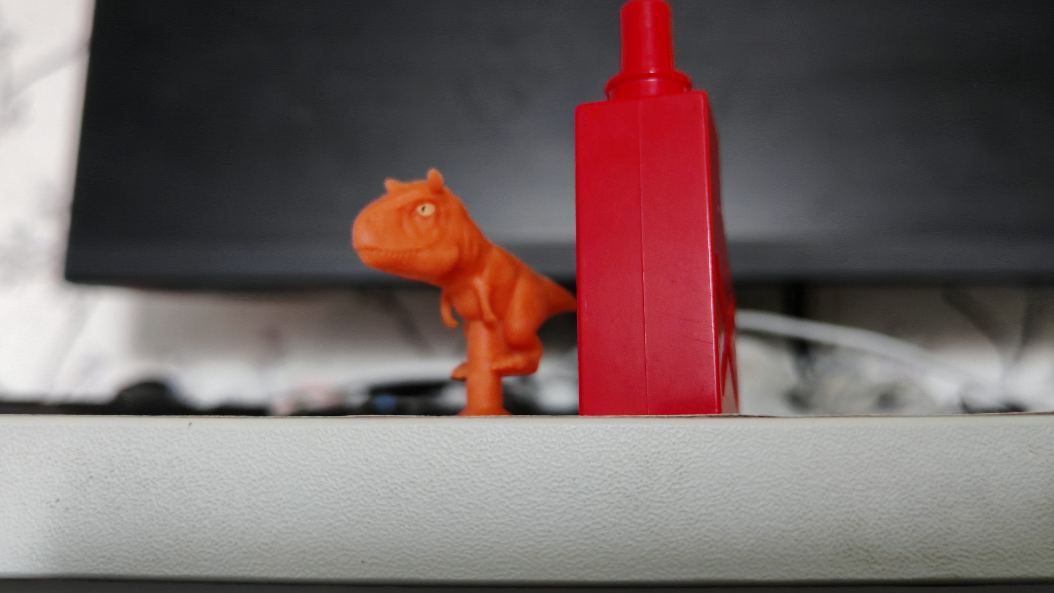 играем в детского динозаврика и конструктор лего