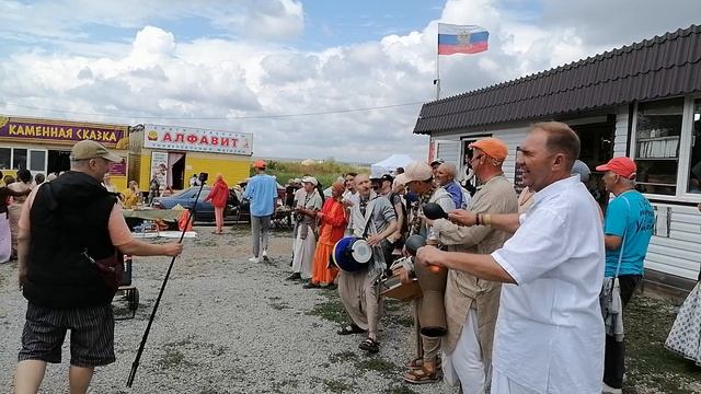 Южный Урал. 20 июня 2025 .  Кришнаиты в Аркаиме. Зажигают весело)