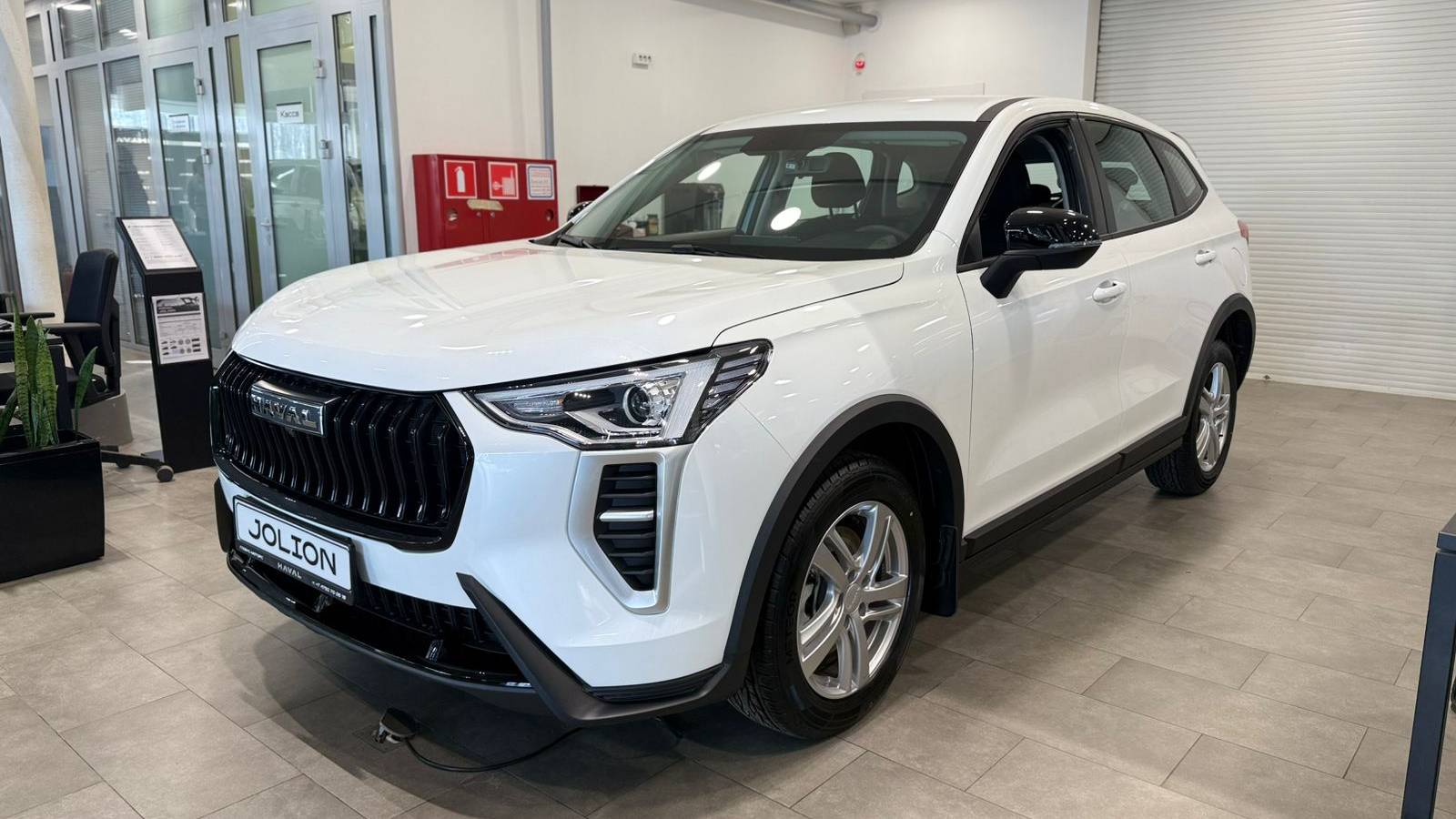 HAVAL Jolion  в комплектации Comfort белый салон черный МКПП на улице