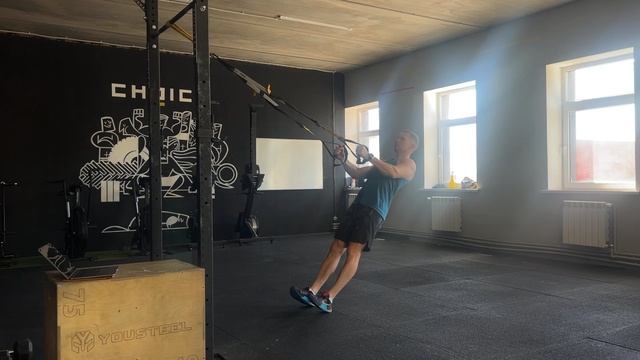 Тяга к груди в TRX