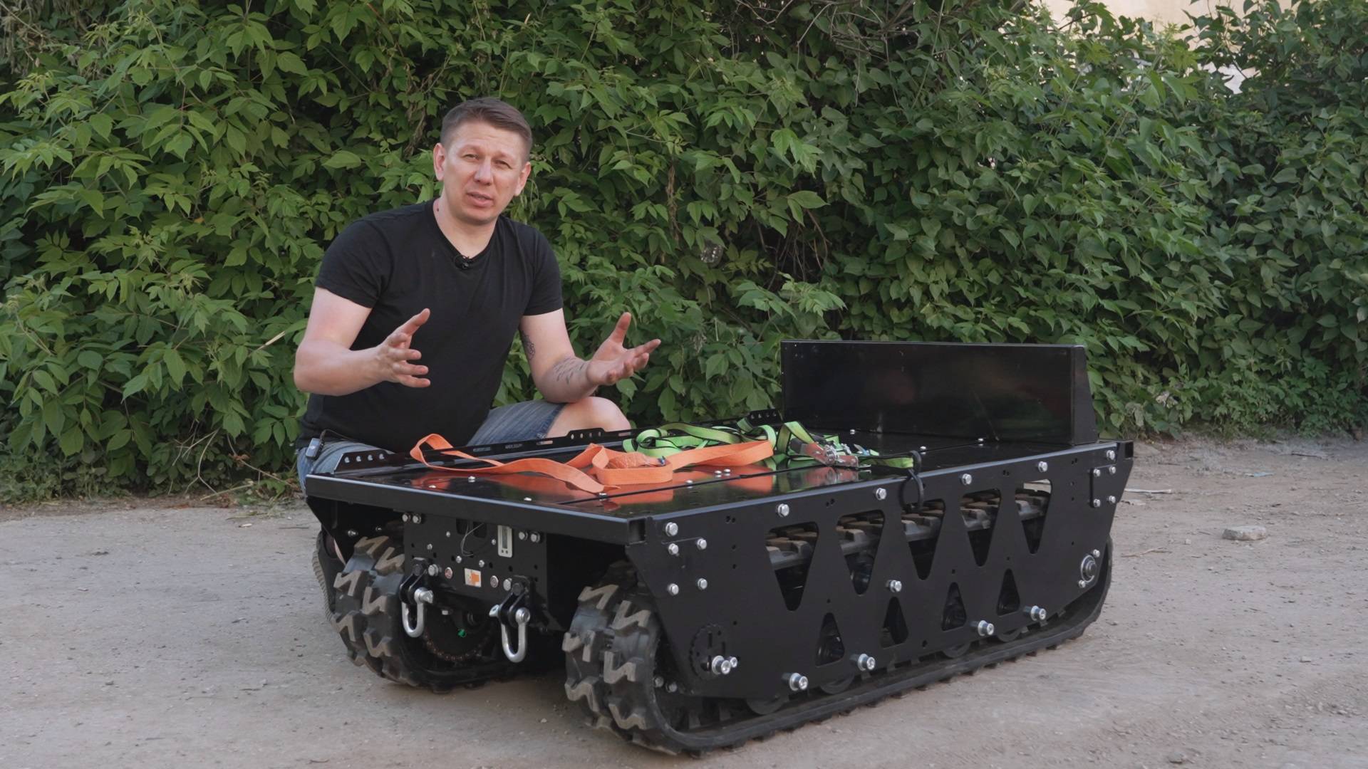 С пульта управляется наземный дрон гусеничный