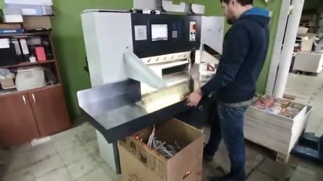 "Вот так должна работать бумагорезательная машина",  - прокомментировали в Туле работу GUOWANG GW92F