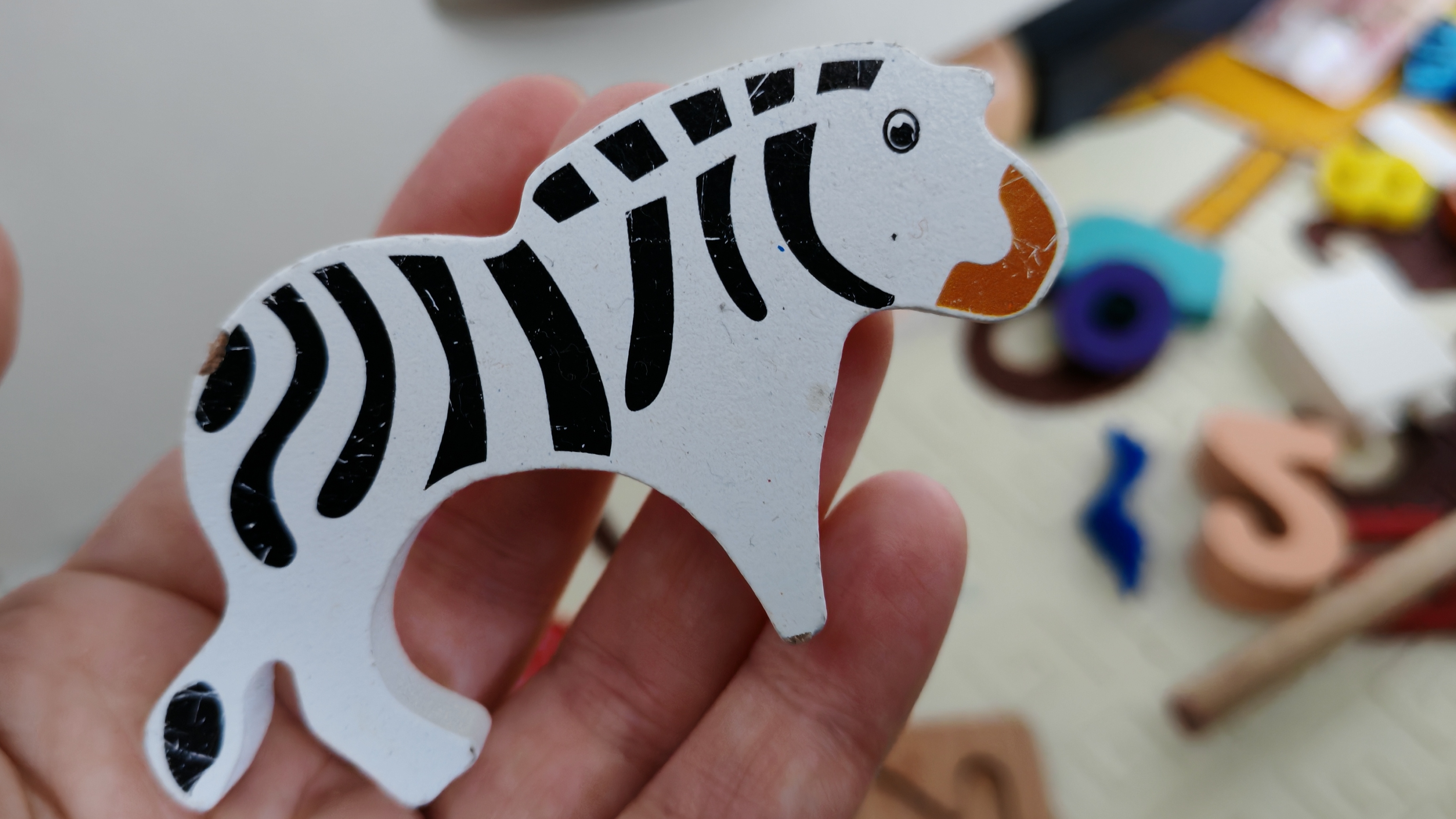 играем в детский деревянный конструктор, изучаем зебру