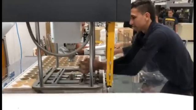 Выдавливание круглых подставок на бланкировальной машине RotoLINE-1080