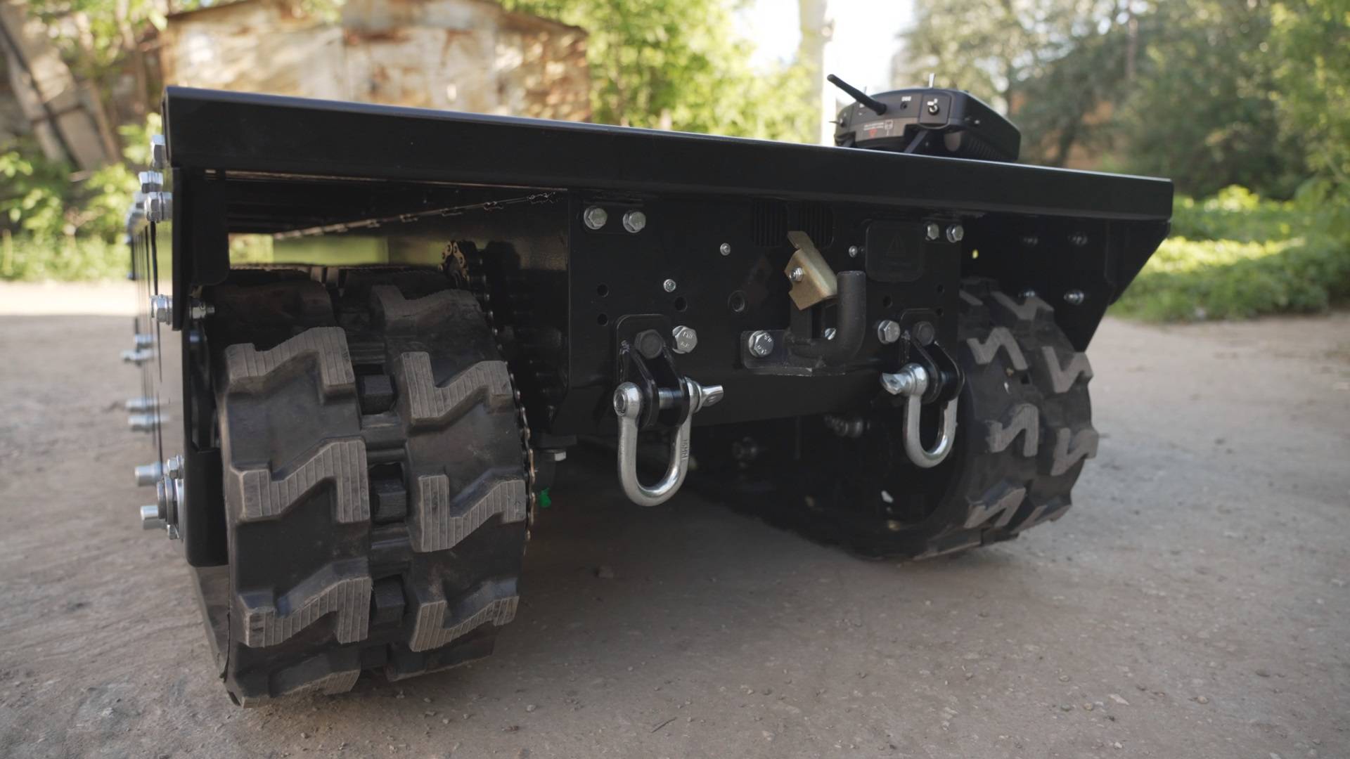 Гусеничная платформа поднимает грузы по лестнице