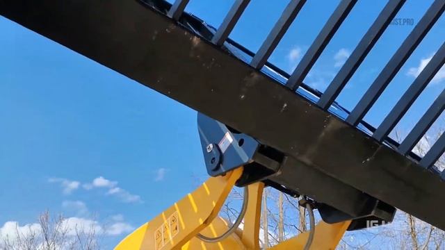 Силосные вилы на фронтальном погрузчике LiuGong 856H MAX Agri. АиСТ - дилер Liugong.