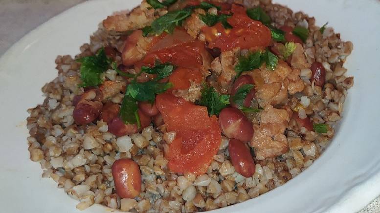 Гречка с подливой.