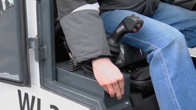 Polar Badger - универсальный сочлененный мини-погрузчик для всех видов работ