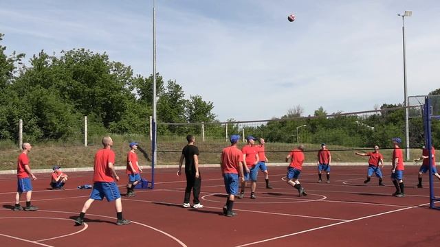 Здоровое лето: товарищеские соревнования по волейболу