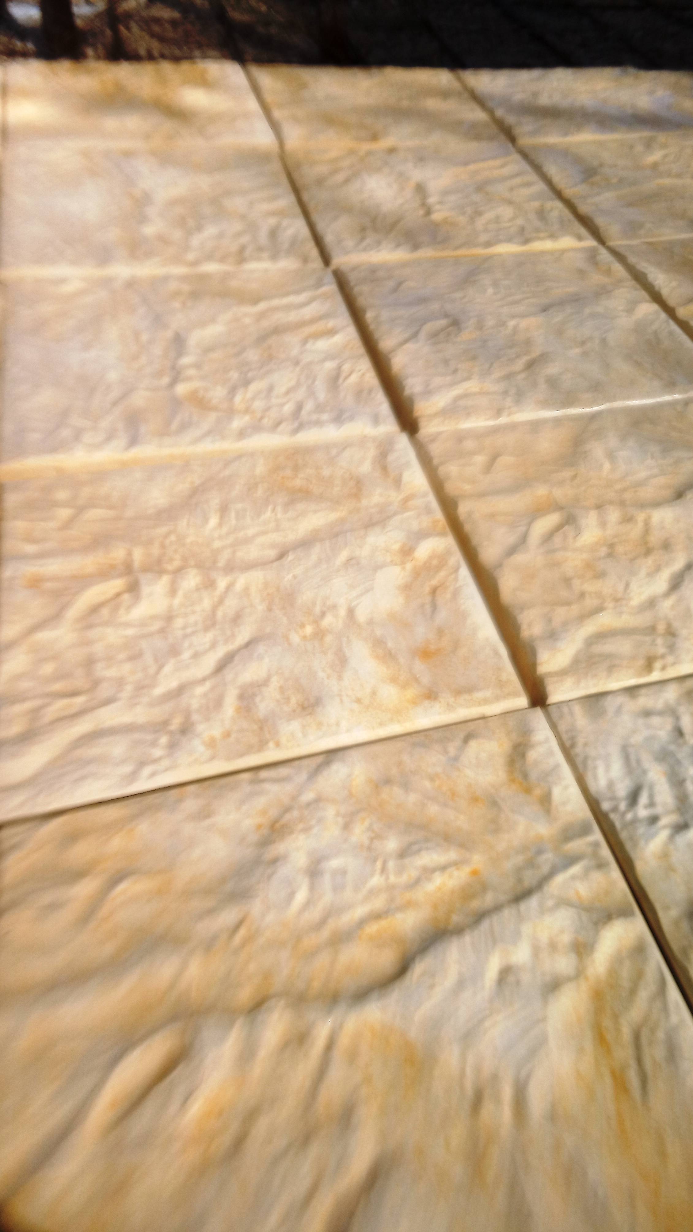 Подкрашенная тротуарная плитка из известняка