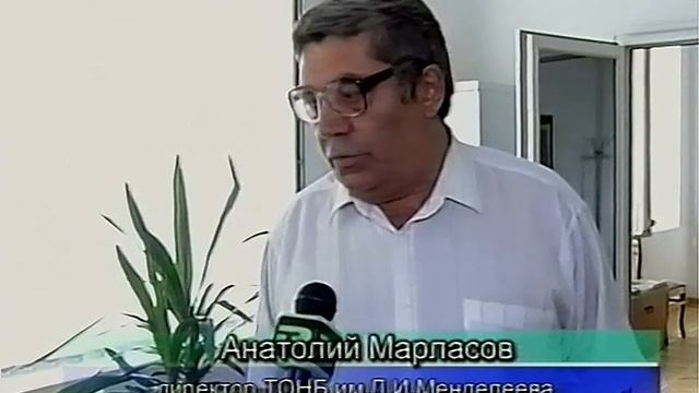 2002 год. Тюмень. Владимир Жириновский и подарок Областной библиотеке.