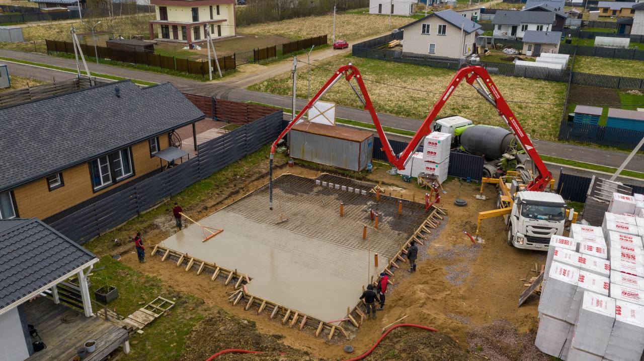 Заливка монолитной плиты фундамента для двухэтажного дома из газобетона по типовому проекту ГБ-217