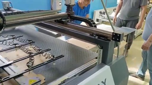 Клеевой плоттер GlueSPRAY-1500 установлен в Москве